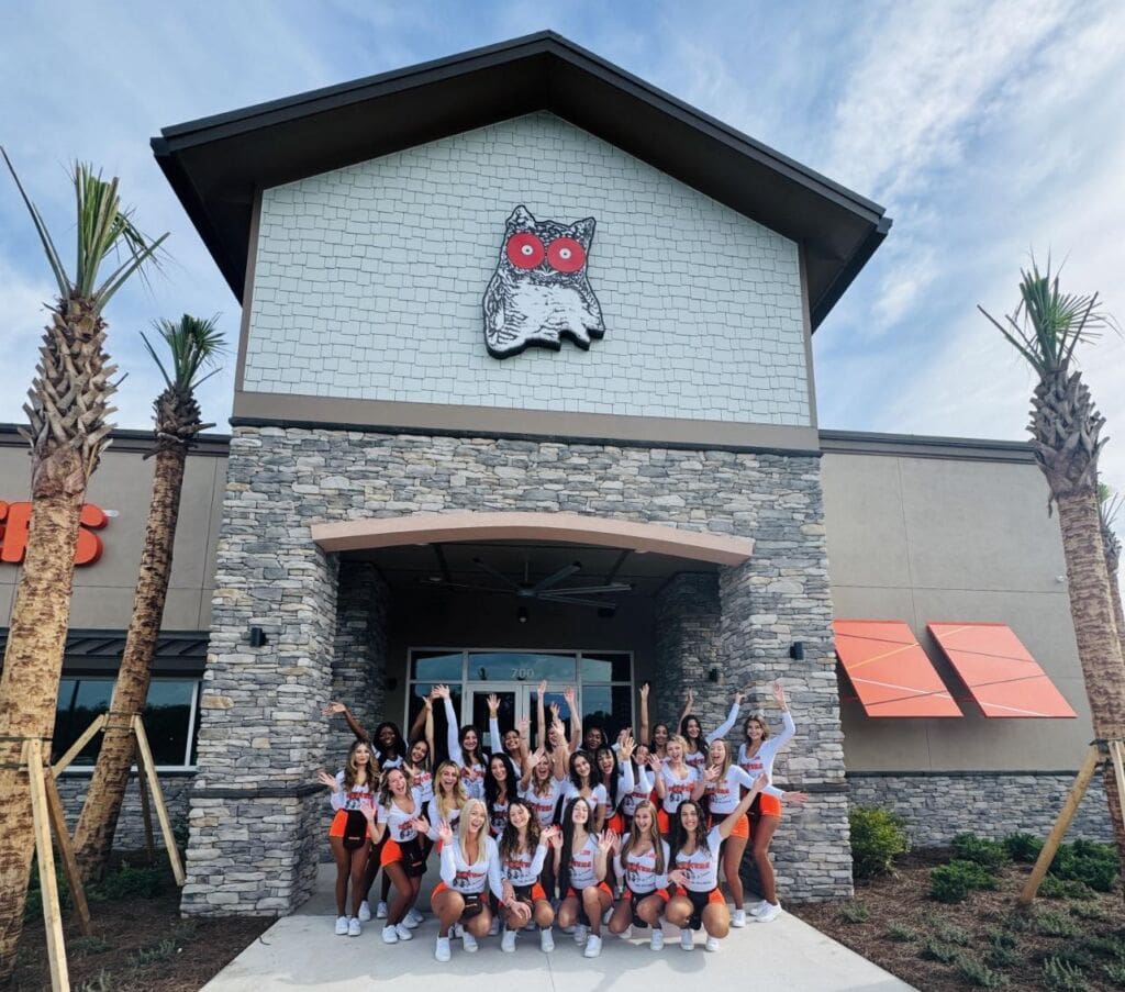 Hooters Celebrates Grand Opening in The Villages