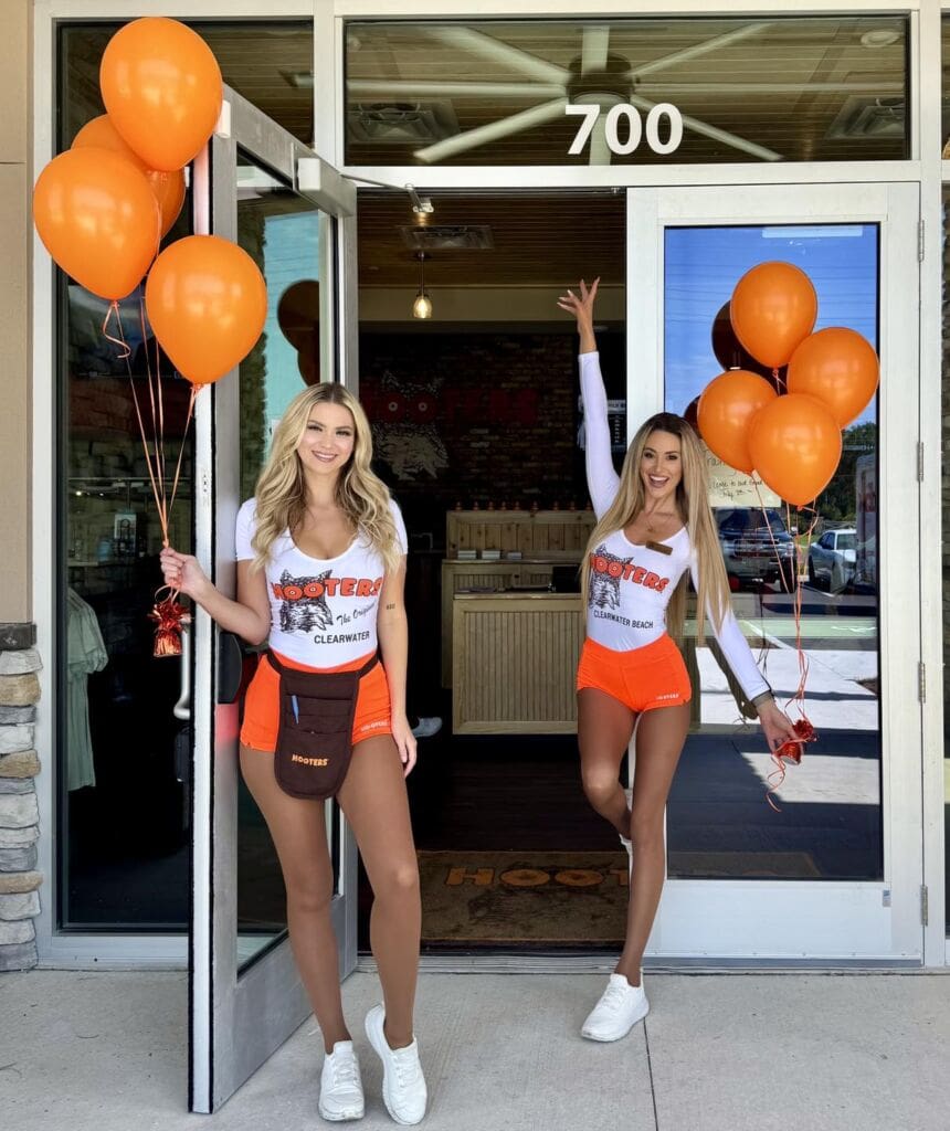 Hooters Celebrates Grand Opening in The Villages