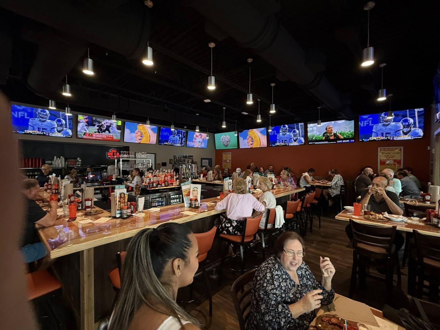 Hooters Celebrates Grand Opening in The Villages